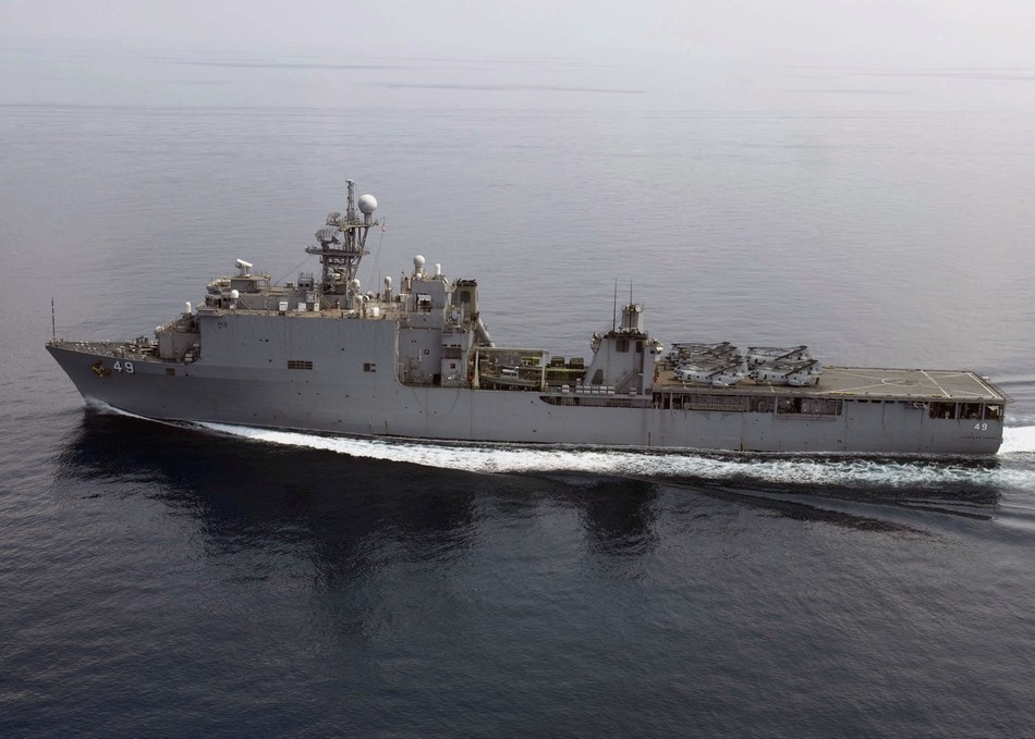 美日多艘两栖巨舰联手夺岛