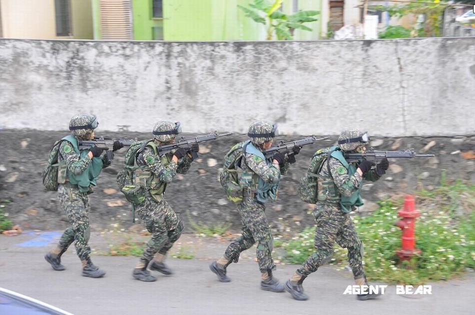 台军士兵穿着救生衣打巷战