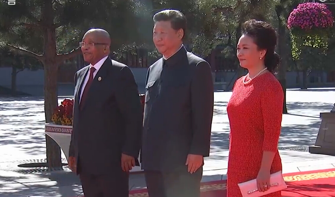 习近平偕夫人迎接外宾