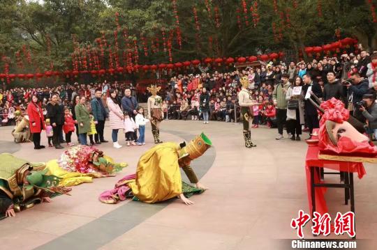 四川广汉“拉保保”热火朝天 300余年民俗传承有道