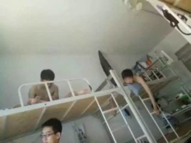 大学男生宿舍火了!网友:一股清流