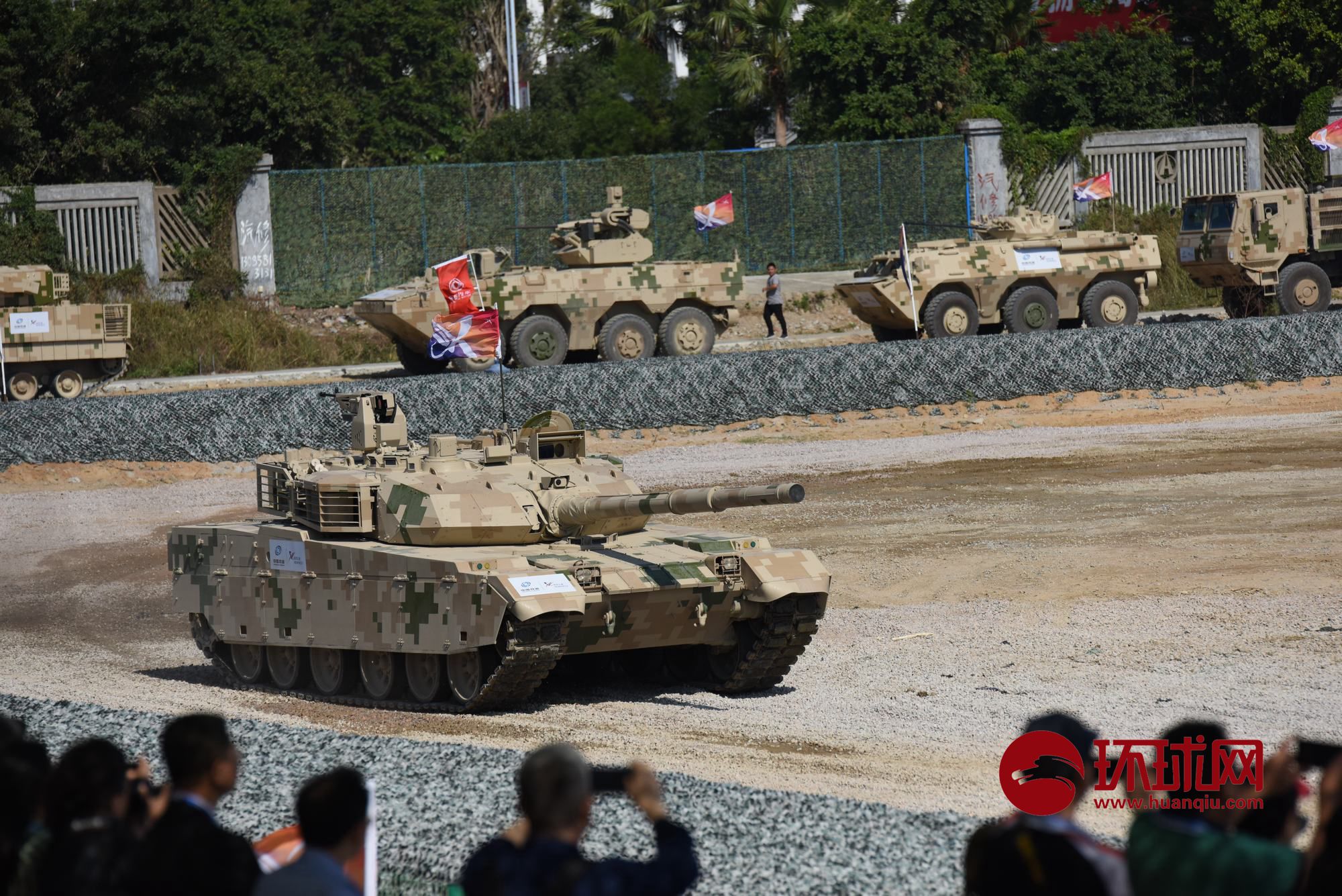 这画面如同战场：国产明星外贸坦克在航展彪悍展示