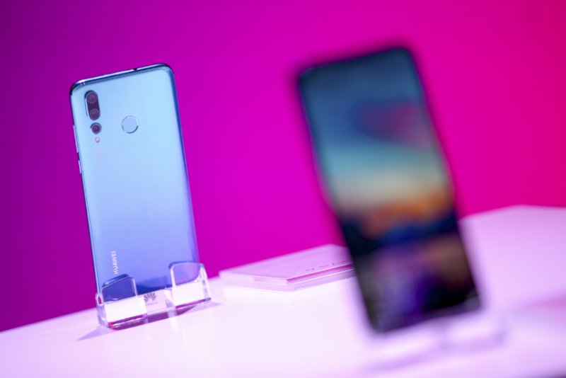 华为发布nova4手机 首创极点全面屏3099元起