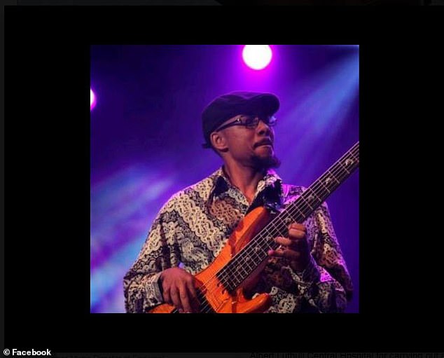 南非音乐家接受6小时开颅手术从容弹吉他