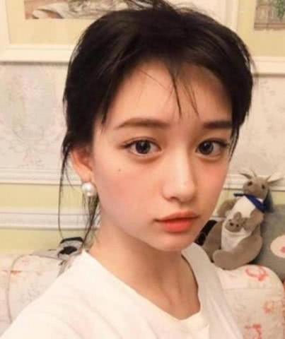 17岁“纯天然美少女”爆红，天生自带眼线，父母颜值力证没整容
