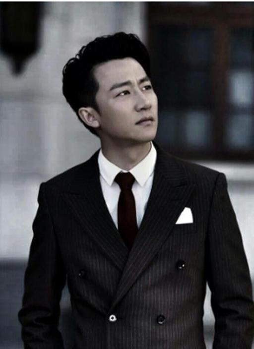 明明长相很普通，却总演高富帅！网友：不尴尬吗？