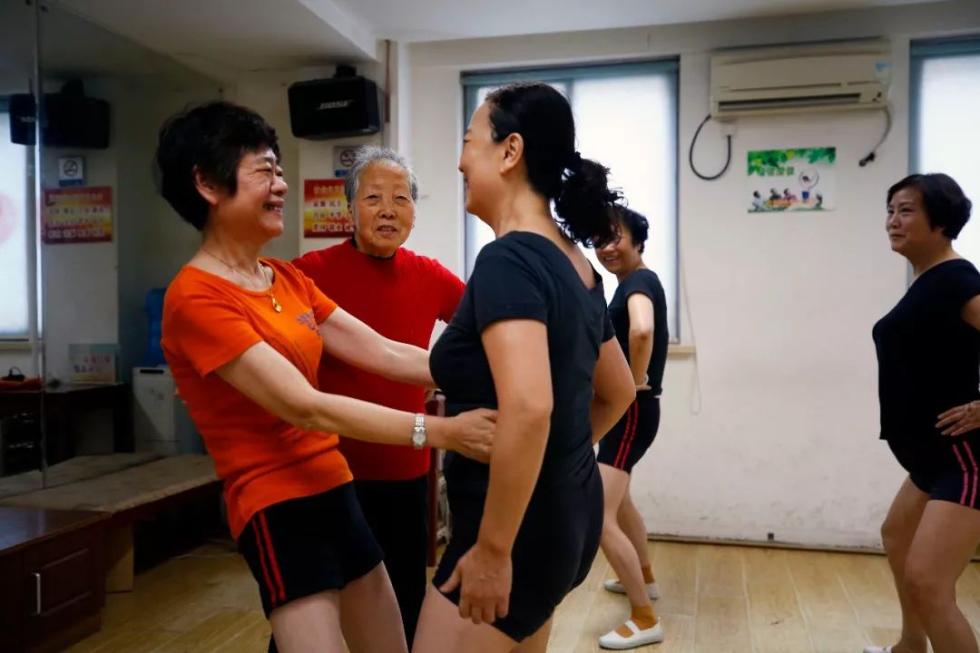 越老越优雅~80多岁的健美操老师，你的肢体有她柔软吗？
