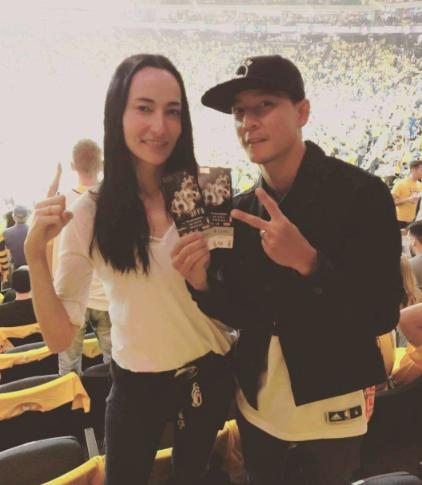 45岁吴彦祖现状，妻子贤惠岳父背景深厚，与家人合照心情好！