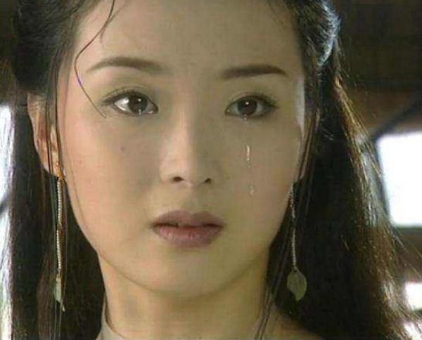 跪着给婆婆洗脚,被继子打耳光,豪门生活真的好过吗?