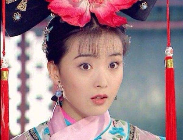 跪着给婆婆洗脚,被继子打耳光,豪门生活真的好过吗?