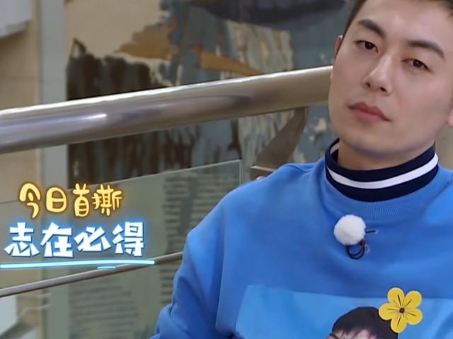 奔跑吧:朱亚文情商高不高,看他撕名牌就懂了,网友:太较真?