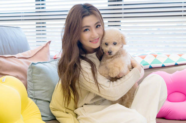 Selina和Hebe现身Ella38岁生日会，SHE合体拥吻18年友谊令人感动