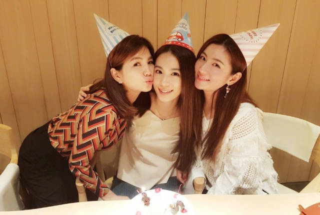 Selina和Hebe现身Ella38岁生日会，SHE合体拥吻18年友谊令人感动
