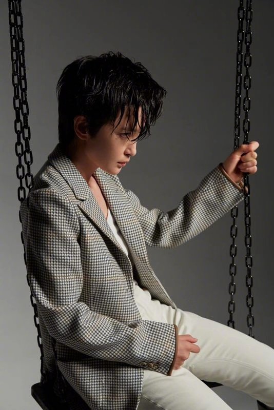 李冰冰超A男装花絮来袭 精益求精短发皮衣look帅气十足