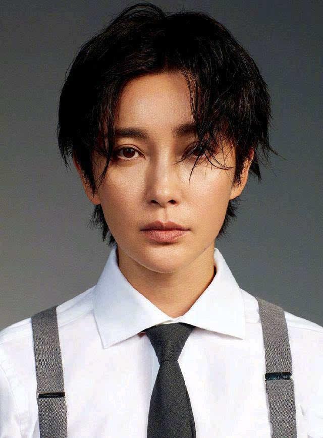 李冰冰女扮男装成熟稳重，登上杂志封面