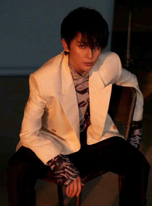 李冰冰女扮男装成熟稳重，登上杂志封面