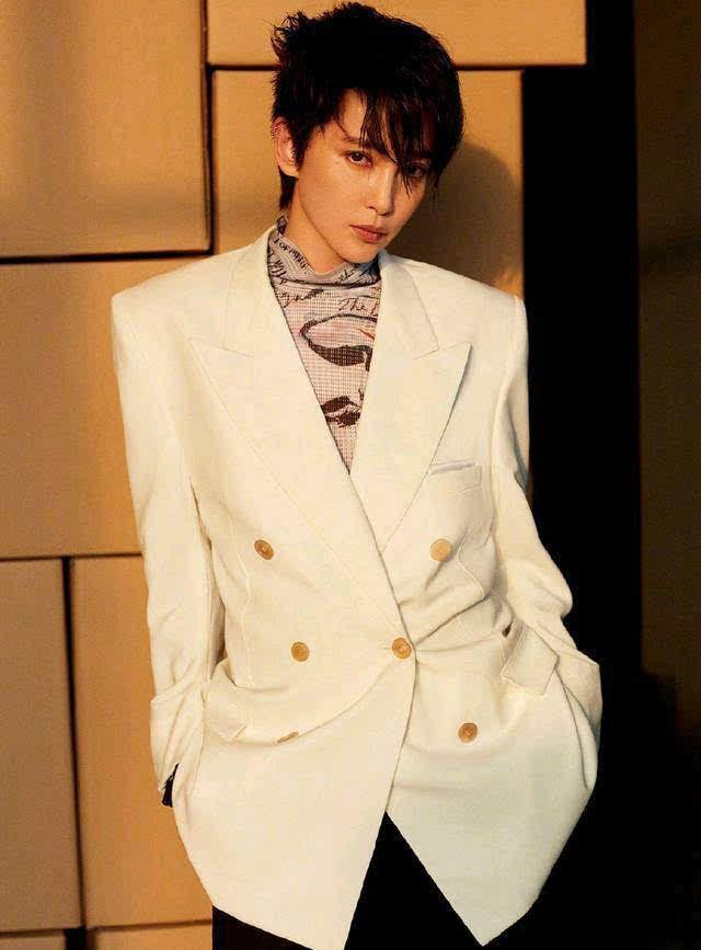 李冰冰女扮男装成熟稳重，登上杂志封面