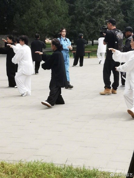 Angelababy身穿连体工装干净清爽 头扎双麻花辫少女感足