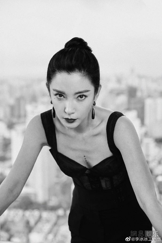 李冰冰拍写真气场强大 穿蕾丝黑装帅气妩媚