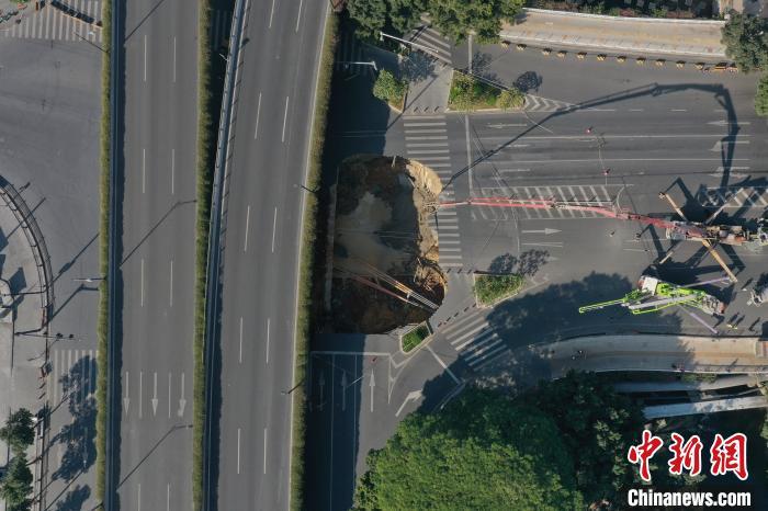 广州地铁十一号线施工路面发生塌陷 初步确定有车辆陷入