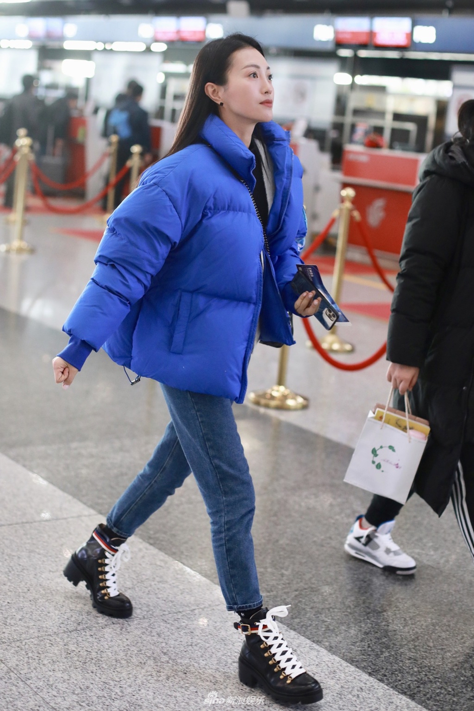 辣妈包文婧穿蓝色羽绒服显腿细 妆容素净笑容亲切十分暖心